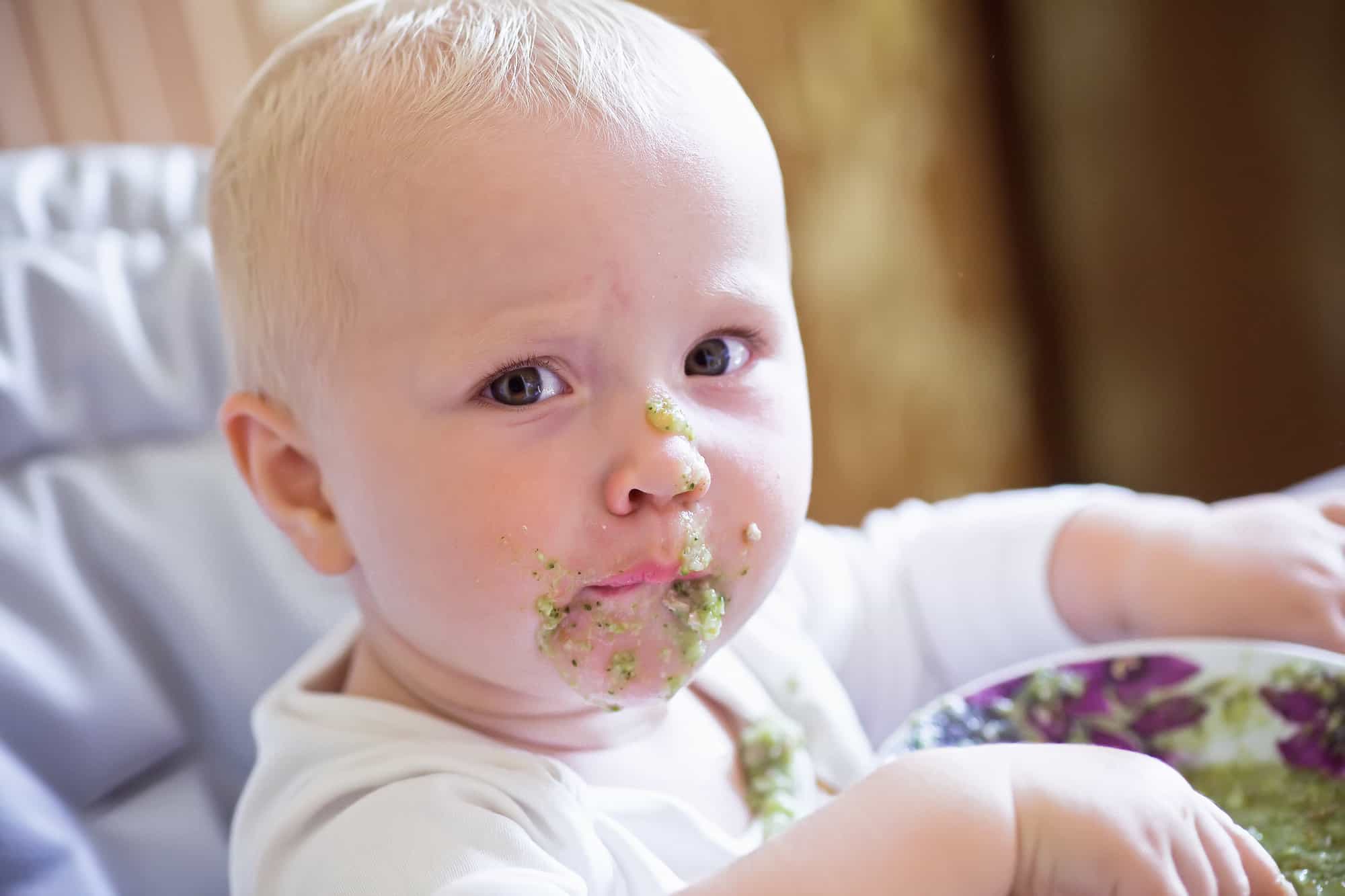 10 Errores que cometemos (sin querer) cuando damos de comer a los bebés ...